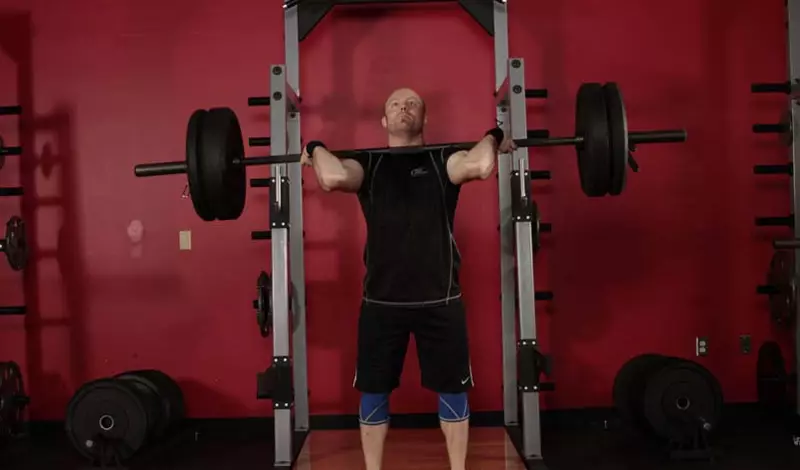 Standing Barbell Press Cleachtadh bunúsach eile a chuirfidh cruth ort go gasta. Oibríonn an preas seasta go príomha ar an bhíoma lár, ach tá an dá cheann eile i gceist freisin. Cuir leithead ghualainn do chosa óna chéile, barbell ag leibhéal na cófra, agus greim dhíreach orthu. Ardaigh an barra aníos, ag easanálú ag a bhuaic. Déan trí shraith de dhá ionadaí déag an ceann.