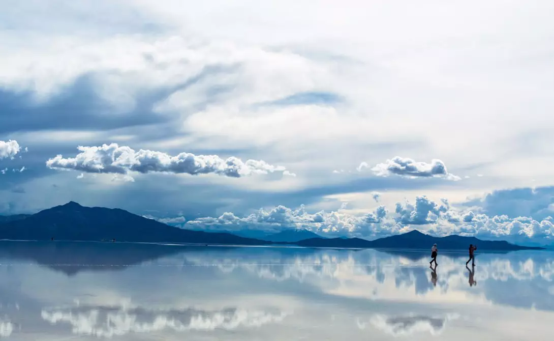 Az esős évszakban a bolíviai Salar de Uyuni sós mocsarakat vékony vízréteg borítja, amely szürreális tükröződést kelt az égbolton.