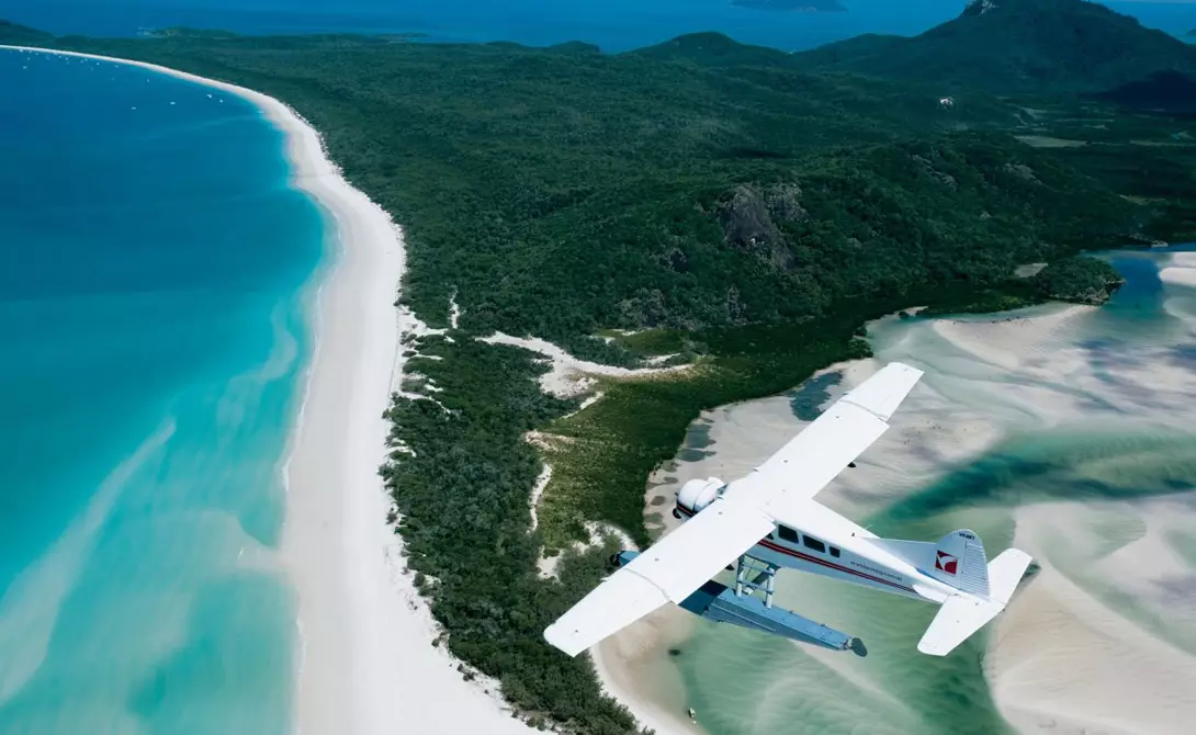 Whitehaven Beach feroaret yn in baai wêr't de weach sân en wetter tegearre beweecht foar in adembenemende kombinaasje. Wyt sân en turkoois wetter fusearje tegearre as ferven op it palet fan in surrealistyske artyst.