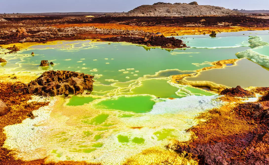 Bu, Efiopiýanyň iň yssy ýeri. Iki işjeň wulkan, gaýnap duran lava köli, geýzerler - hemme zat başga bir planetanyň hakyky peýza .yna meňzeýär.