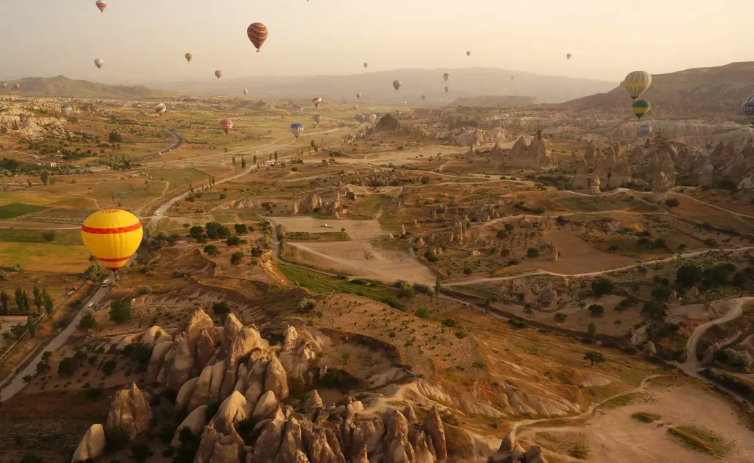 Goreme National Park ak falèz yo nan Kapadòs fòme yon jaden flè vòlkanik, chaje ak ewozyon.