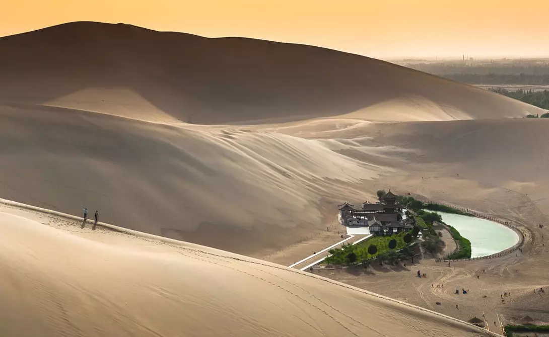 Si ritiene che l'oasi sia esistita per circa 2000 anni. Qui puoi goderti il ​​cammello e il surf sulle dune.