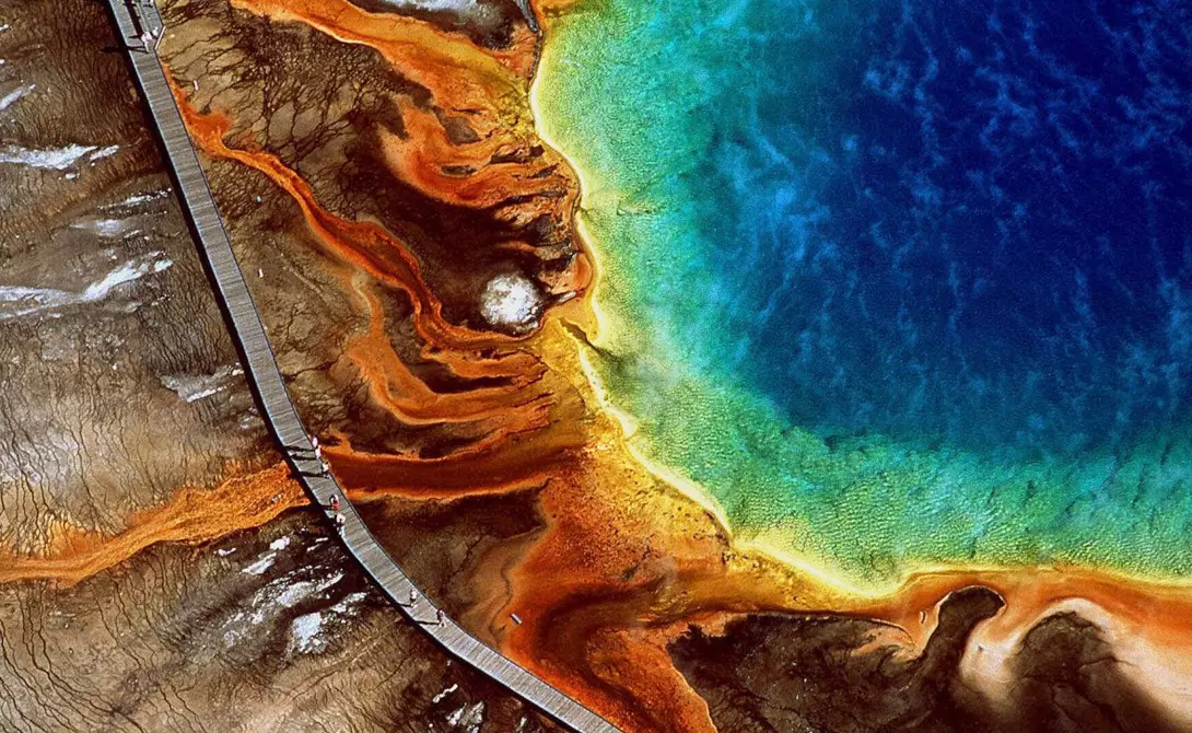 Prentan Grand prismatik Marvel la, ki chita nan Yellowstone National Park, Wyoming. Li se pi gwo sezon prentan natirèl cho nan Etazini.