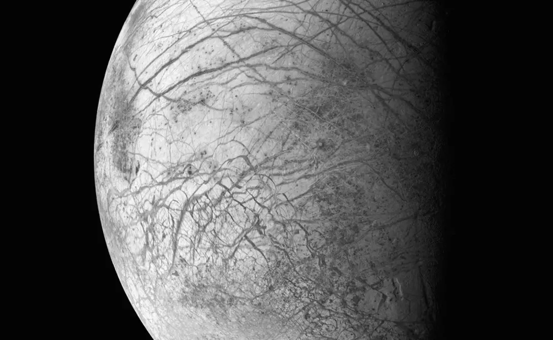 As dorsais das montañas xeadas e as fracturas da codia da cuncha xeada de Europa, unha das moitas lúas de Xúpiter. Galileo, 29 de marzo de 1998.