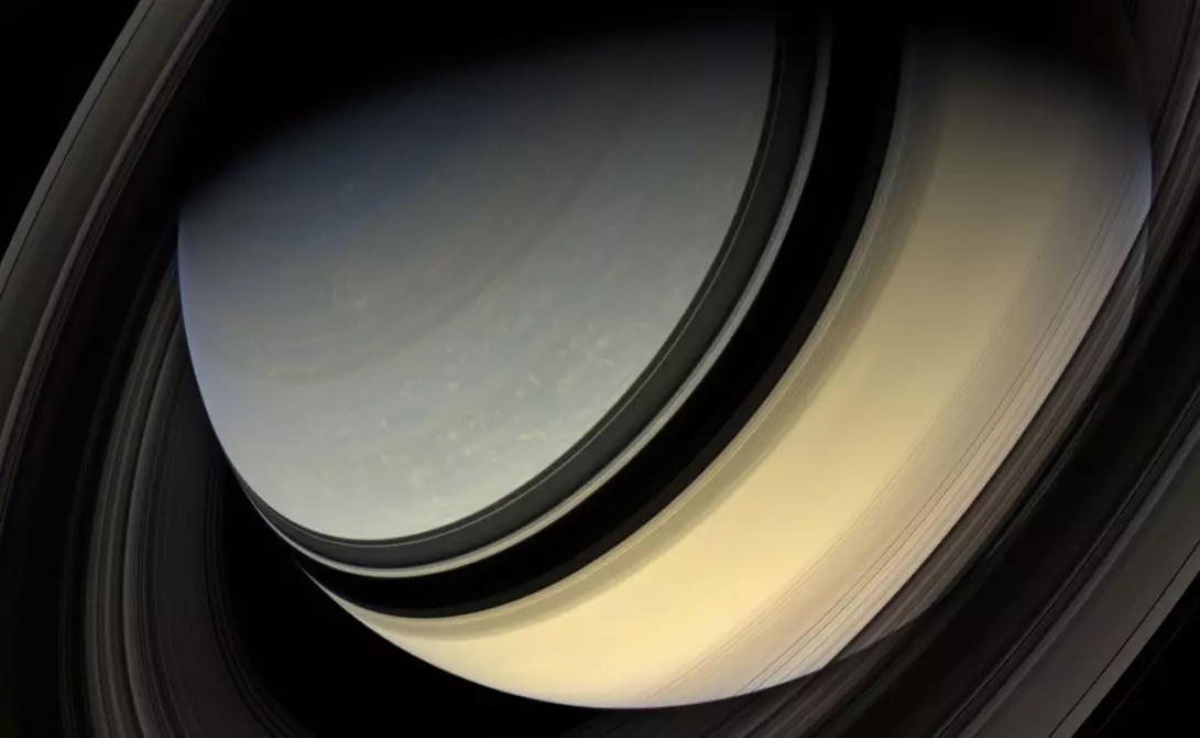 Hilagang bahagi ng Saturn, bahagyang nakatago sa likod ng mga singsing ng planeta. Cassini, Enero 20, 2007.