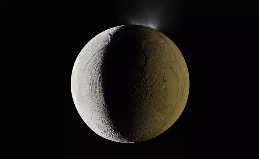 Si Enceladus, ang ikaanim na pinakamalaking buwan ng Saturn. Cassini, Enero 25, 2009.