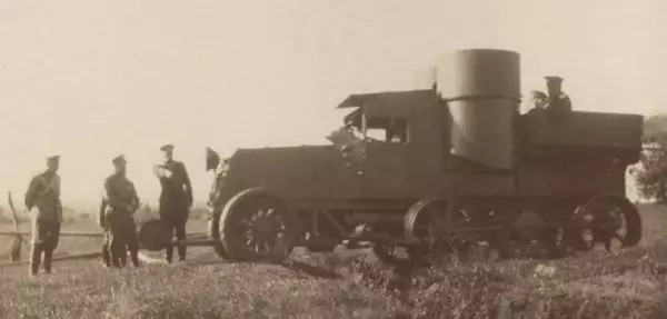 Gepantserde terreinvoertuig "Austin" 1916 Sewe jaar later demonstreer dieselfde Kegress die verbeterde ontwerp aan die leierskap van die Sowjet-leër. Hierdie keer is die gepantserde motor van Austin aangeneem as die basis vir 'n terreinvoertuig wat in staat was om deur die gewone Russiese modder te beweeg teen 'n indrukwekkende snelheid van 25 km / h.