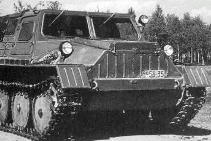 Modell GT-S 1950 Der Geländewagen GAZ-47, auch GT-S genannt, war in den Reihen der sowjetischen Soldaten als „Stepanida“ bekannt. Das Design des Autos war sehr gelungen: Der Geländewagen konnte durch den lockersten Schnee waten, ohne durchzufallen. Sie erfreute sich unter Wissenschaftlern und Geologen besonderer Beliebtheit und war größtenteils eine rein zivile Maschine.