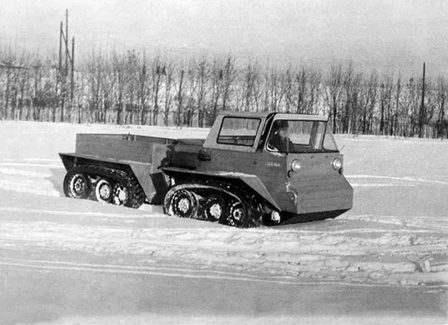 Nomi NAMI-0106 1965 Welded mechiri emechi, breeki n'akụkụ na chassis, nke ejiri ezigbo alloys mee, mere ka ihe nlereanya a nwee obi ike n'ihe fọrọ nke nta ka ọ bụrụ ala ọ bụla. NAMI-0106 nwere mmegharị nke ukwuu, nwere ike igwu mmiri ma nagide oke ịrị elu kpuchiri snow.