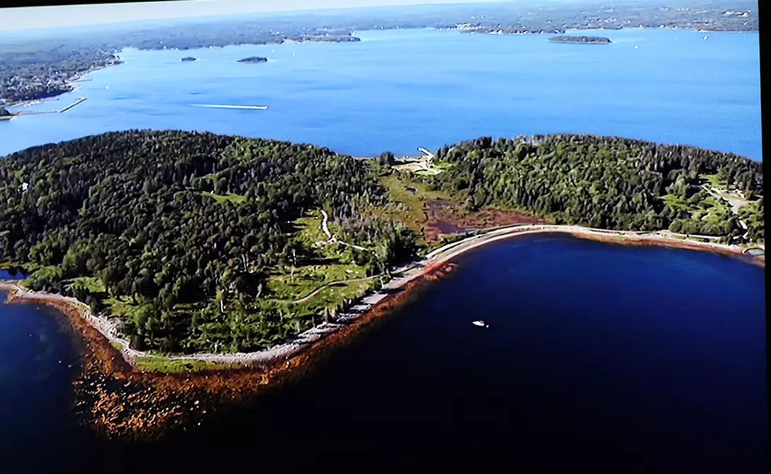 De vondst deed natuurlijk veel stof opwaaien. Schatzoekers van het eiland begonnen dieper de mijn in te gaan en op een dag ontdekte hun sonde iets solide dertig meter lager. De nieuw gegraven mijn was echter plotseling gevuld met zeewater dat uit het niets was gekomen.