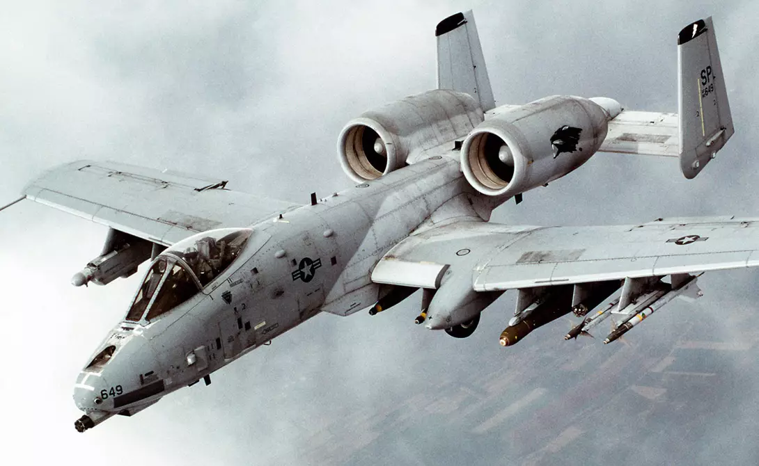 A-10 Thunderbolt II Crew: 1 awaoko Ipari: 16.26 m Wingspan: 17.53 m Iwọn iwuwo: 10 515 kg Iyara to pọ julọ: 834 km / h Agbara ojò epo: 6200 L Ija redio: 463 km Aja iṣẹ: 13 380 m