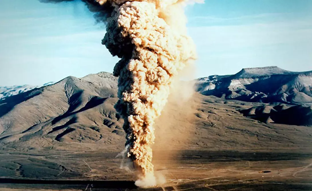 Yucca Flat USA Sa site ng Yucca Flat, na matatagpuan isang oras lamang na biyahe mula sa Las Vegas, nagsasagawa pa rin ng mga pagsusuri sa nukleyar ang mga Amerikano. Noong Disyembre 18, 1970, isang 10 kiloton bomb, na inilibing halos tatlong daang metro sa lupa, ay nagpasabog nang maaga. Ang kongkretong slab na nagpoprotekta sa ibabaw mula sa radioactive release ay basag - 86 na mga tao ang nakatanggap ng tulad ng isang dosis ng radiation na namatay sila sa loob ng susunod na linggo.