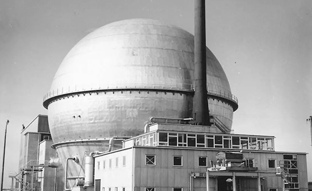 Windscale England Ang Windscale reactor gilaraw aron makahimo plutonium, apan pagkahuman nagpasya ang gobyerno nga kini himuon aron makahimo tritium. Ikasubo, gikinahanglan sa tritium ang labi ka taas nga temperatura sa reaktor, nga wala maangay sa mga karga nga karga. Ang sunog nga nagsugod kaniadtong Oktubre 10, 1957 napalong, ug ang tubig direkta nga gibubo sa suba. Pipila ka tuig ang milabay, usa ka pagsabwag sa kanser ang namatikdan sa kini nga lugar, nga mikalas sa kinabuhi sa tulo ka gatus ka mga tawo.