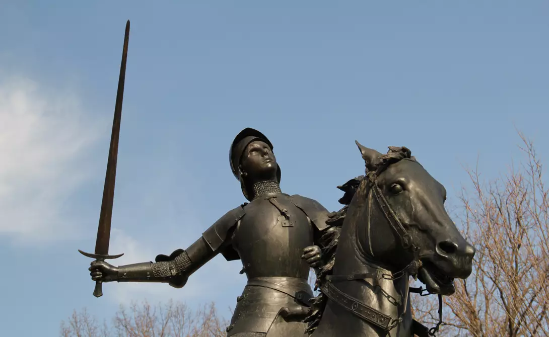 Schwert von Jeanne D'Arc France Die französische Kriegerin hatte viele Visionen, die sie in ihren Handlungen leiteten. Einmal erschien dem Mädchen der Erzengel Michael und befahl, das heilige Schwert wegzunehmen, das hinter dem Altar in der Kirche St. Katharina versteckt war. Tatsächlich fand das Mädchen an der angegebenen Stelle eine Waffe, die ihr zusätzliche Unterstützung für die Rebellen gab.