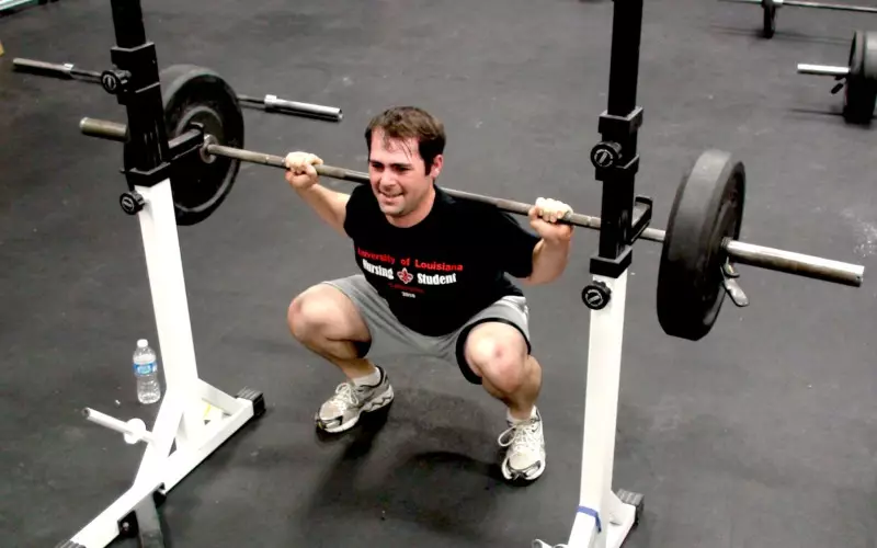 Ne vous accroupissez pas Alors que les squats devraient faire partie de toute routine d'entraînement, de nombreuses personnes commettent la grossière erreur de ne pas les inclure dans leur programme. Ceci est similaire à la décision de ne pas jeter les bases lors de la construction d'une maison et est criminel par rapport à votre propre corps. Cet exercice fait travailler de nombreux muscles en même temps et est extrêmement efficace pour brûler les graisses et améliorer la définition musculaire.