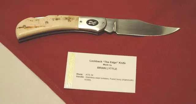 De klassesche Nordamerikanesche Juegdmesser, dat zënter dem spéiden 19. Et huet en 10-Zentimeter Blade an en Hirschhorn oder Elfebeenhandle. Alaska, eng Strooss voller Gefore, e Mënsch iessen Bär a minimal Chancen op Erléisung-vum Abenteuerfilm "On the Edge", huet de Regisseur Lee Tamahori et fäerdeg bruecht gutt Instruktiounen ze maachen wéi ee vun der Zivilisatioun ewech iwwerliewe kann. Ee vun den Haaptwaffe vun den Iwwerliewenden am Kampf fir d'Liewen war en Edelstahlmesser an en Elfebeenhandle, vum Brian Little gemaach.