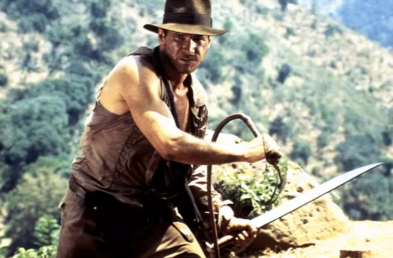 The long blade with a thickening at the end of the blade for a better chopping effect is the perfect weapon for an adventurer like Indiana Jones. With vines, impassable thickets and other obstacles on the way, he deftly straightens out with the help of a cleaver, which is a combination of a Bowie knife and a machete.