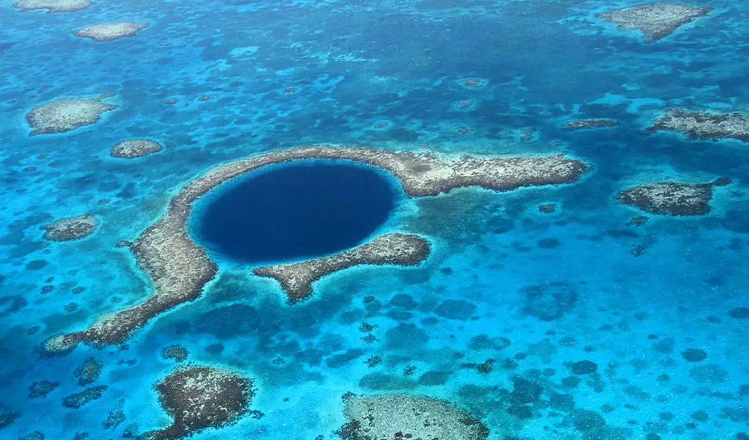 Great Blue Hole Belize Ten niesamowity lej ma średnicę aż 305 metrów i głębokość 120. Wcześniej, aż do ostatniej epoki lodowcowej, jaskinie krasowe znajdowały się nad poziomem morza, potem woda zalała terytorium i zamieniła tę dziurę w prawdziwą portal do Cthulhu.