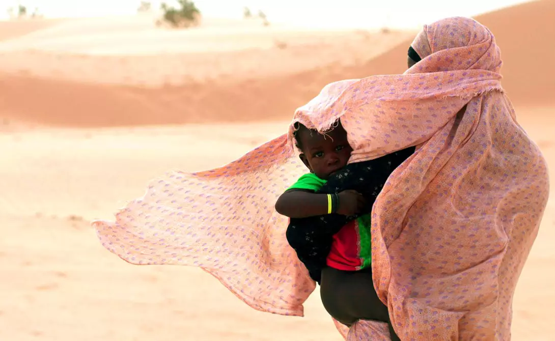 INouakchott Mauritania INouakchott ekuqaleni kwakuyidolobhana elincane. Kodwa-ke, kusukela ngo-1958, abantu sebephendule elinye lamadolobha amakhulu eSahara. Ukugcwala ngokweqile, isomiso nobumpofu kugcwalise idolobha ngemijondolo esabekayo.