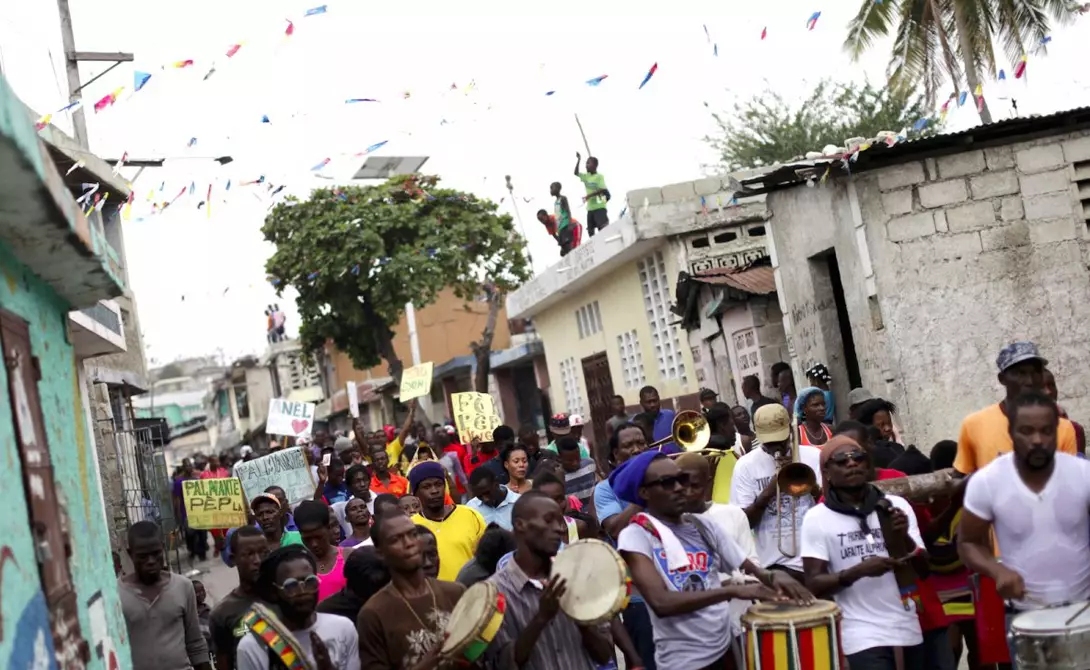 Port-au-Prince Haïti La ville regorge de criminels, chacun pouvant vendre sa propre sœur en esclavage. Le viol et le vol sont monnaie courante ici.