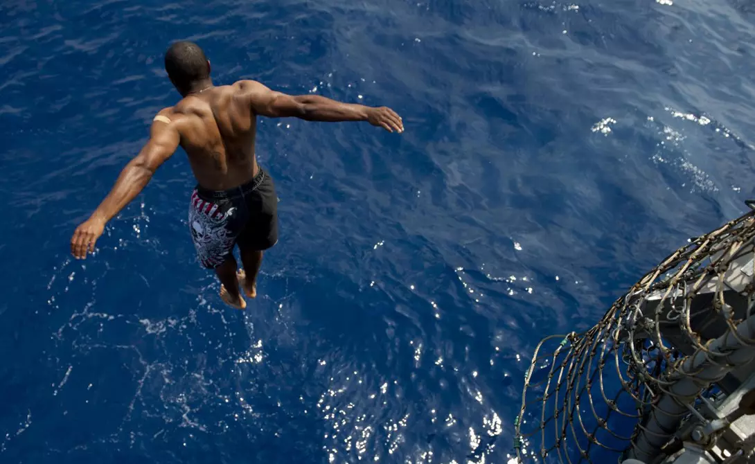 Un soldat de l’USS Mobile Bay salta a l’oceà Pacífic.