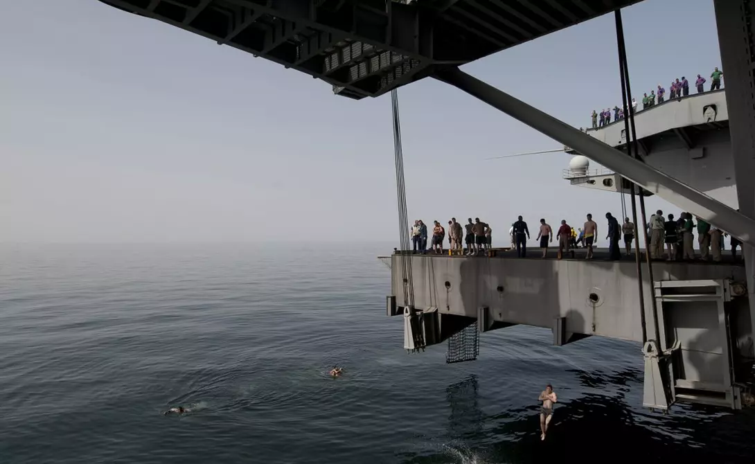 Sjómenn USS Fort McHenry.