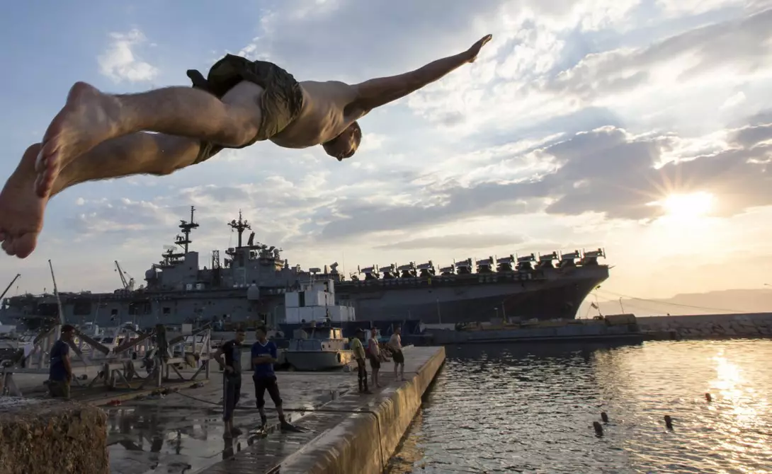 Sjómaður frá USS Kearsarge kafar í vötn Aqaba í Jórdaníu.