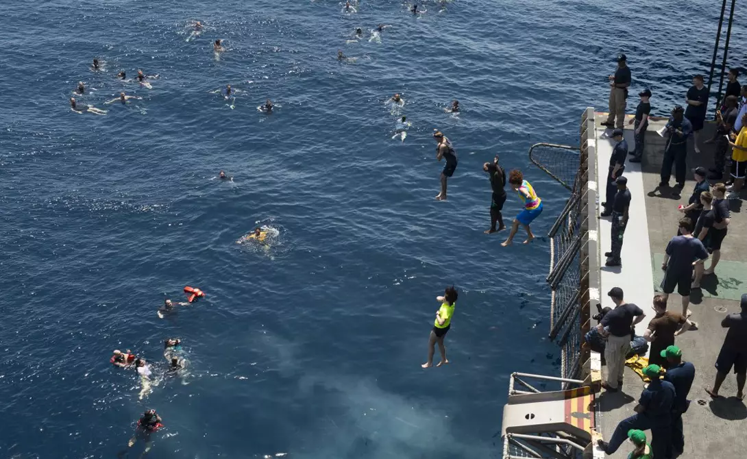 Bir dənizçi USS Jason Dunham -dan Aralıq dənizinə tullanır.