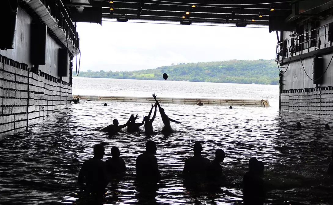 Joc de waterpolo: just en un dels hangars de sota la coberta.