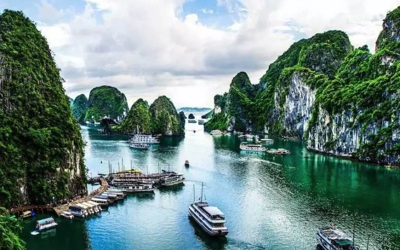 Halong Bay, Vietnam. Garlotta ti ṣe iwe awọn tikẹti fun irin -ajo nibẹ ni iṣẹju to kẹhin.