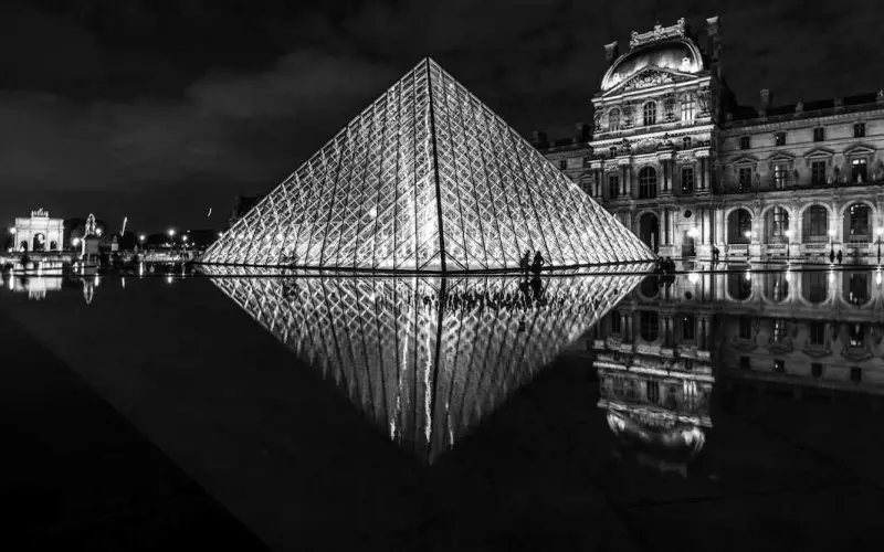 Louvre, Fransa'nın gece görünümü. Gece yarısından sonra Paris'te dolaşırken bu kareyi çekmeyi başardılar.