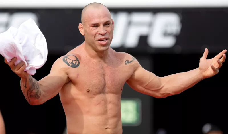 Wanderlei Silva Fortune: $ 16 milhões Silva é um verdadeiro veterano da jaula com mais de cinquenta lutas atrás dele. Parte significativa da carreira desse destacado lutador se desenvolveu no Pride Japonês, onde Silva se manteve como a maior estrela até seu retorno ao UFC em 2007.