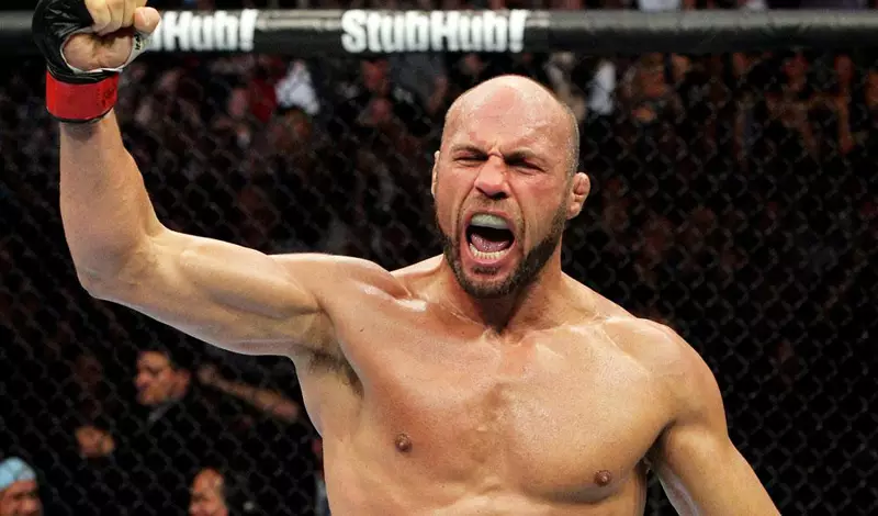 Condició de Randy Couture: 17 milions de dòlars Un dels pocs lluitadors que va aconseguir agafar els títols de campió en diverses categories de pes alhora. Randy sempre ha gaudit de l'amor del públic: potent, amb propòsit: una autèntica bèstia. Al capdamunt de la seva carrera, Randy Couture va decidir provar-se al cinema: va aparèixer a les tres parts de "The Expendables" i, en general, va ser rebut amb molta calor per la crítica.