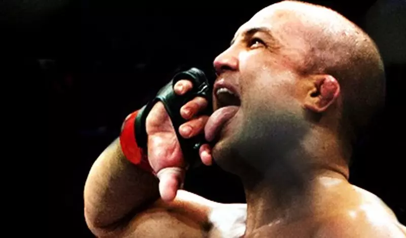 Статус на BJ Penn: 22 милиона долара BJ ‘The Prodigy’ Penn завинаги ще бъде на стената на славата на UFC. Всяка битка на този гигант е произведение на изкуството, достойно за най -високите награди. BJ държеше титлата на UFC дълго време в няколко тежести, а след това премина към по -доходоносен бизнес. Бизнес хватката му позволи бързо да изгради истинска финансова империя с годишен оборот от 22 милиона долара.