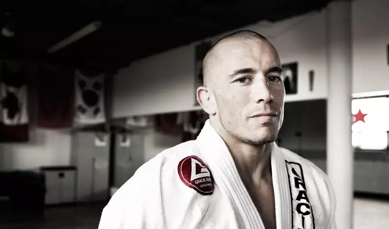 Georges St-Pierre Imiterere: miliyoni 22 z'amadolari ya Georges St-Pierre abaye umuntu wa mbere watanze umukandara wa UFC. Kuva mu 2005 kugeza 2013, uyu musore yagumye kuba umutware w'akazu, hanyuma asezera bucece - adatsinzwe. Saint-Pierre abikesha amahirwe menshi ku baterankunga ba siporo: mu gihe cye, umurwanyi yashoboye kuba ambasaderi w’ibirango bikomeye nka Hayabusa, Umubabaro, Munsi ya Armour na Gatorade.