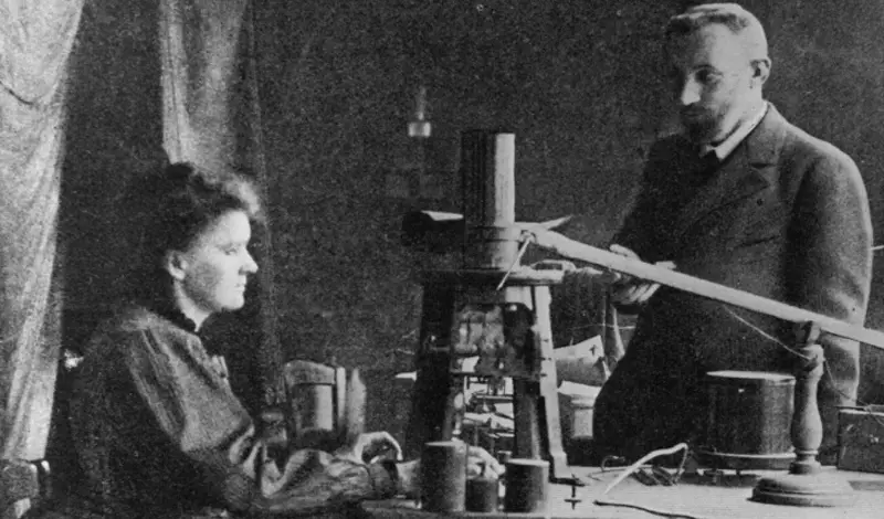 Marie Curie Science: Physics and Chemistry Years of Life: 1867-1934 Enhver liste over dødelige eksperimenter ville være ufuldstændig uden Marie Curie. En nobelpristager og strålende videnskabsmand, Maria havde den dårlige vane at tage sit nuværende job med hjem. Hvorfor dårligt? Fordi det meste af tiden brugte denne ekstraordinære kvinde på at studere radioaktive materialer. Maria bar malmprøver lige i lommen og uden den mindste skygge af tvivl om at justere den tændte røntgenmaskine. Hendes dokumenter og ejendom betragtes stadig som usikre på grund af stråling.