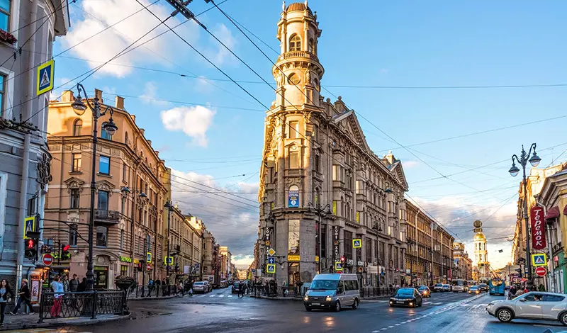 Foamea foamea se face simțită. Avem nevoie urgent să mâncăm ceva fierbinte și picant. Desigur, ați dormit la micul dejun de la hotel, dar asta este cel mai bun: acum aveți nevoie de un amestec sau gulaș, nu de o omletă cu spanac. Luați din nou smartphone-ul, apăsați tasta inteligentă, căutați locuri în apropiere. Da, se pare că Peter este o instituție mare: atâtea cafenele, baruri, restaurante. Iată unul lângă tine, pe strada Rubinstein. Ce este în meniu? Crutoane de usturoi, burgeri, amestecuri! Haide, smartphone, arată-mi traseul. Doar paisprezece minute pe jos. Ți-e atât de foame încât vei ajunge la zece. Duș răcoros, tricou proaspăt, blugi ─ poți ieși afară. În ciuda mahmurelii, ziua merge bine până acum, trebuie să ascultați câteva piese. Smartphone, aplicație, joacă.