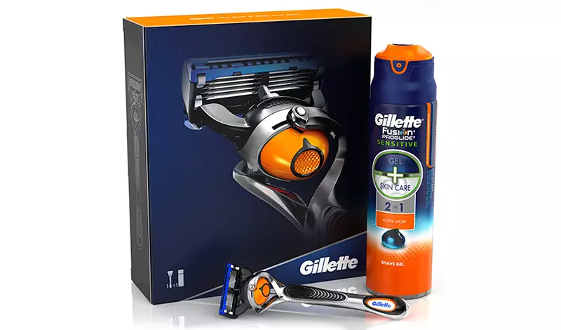 Zestaw Gillette Fusion ProGlide Akcesoria do golenia na liście prezentów na Dzień Obrońcy Ojczyzny, szczerze mówiąc, nie są na ostatnim miejscu. Można by je nawet nazwać banalnymi, gdyby technologie golenia nagle przestały się rozwijać, a Gillete – do kolekcjonowania naprawdę fajnych zestawów. Na przykład w tym roku proponują, aby wszyscy ludzie na świecie byli zadowoleni nie z byle czego, ale z całego arsenału maszynek do golenia i żelu do golenia. Nie zaimponował? Po prostu nie wiesz, że maszynka do golenia to Fusion ProGlide z technologią FlexBall, która ma stabilizator, trymer, smarujący pasek Lubrastrip i zapewnia najbardziej ciasne dopasowanie wszystkich pięciu ultracienkich ostrzy do skóry. A żel Fusion ProGlide Sensitive o formule 2 w 1 pozwala nie tylko idealnie zgolić każdy włosek, ale także nawilżyć skórę po każdym „oswajaniu” zarostu.