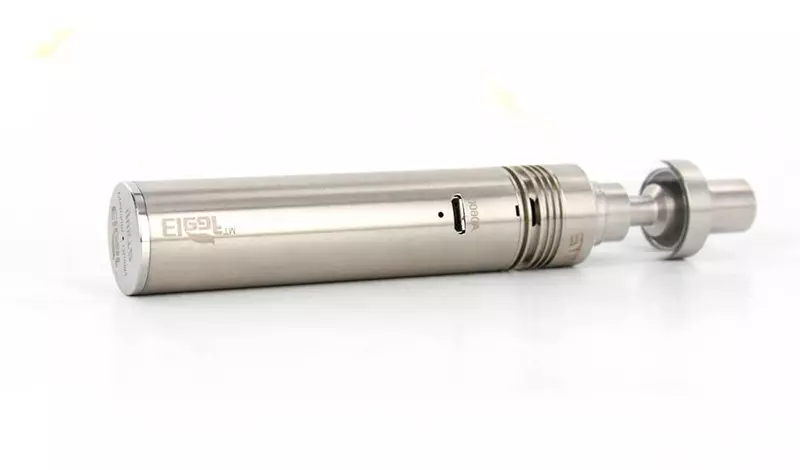 Eleaf iJust 2 Elektronischer Vaporizer Erstens ist er modisch. Die folgende Auflistung der Vorteile von E-Zigaretten dreht sich in der Regel um deren Vergleich mit herkömmlichen Tabakprodukten, über das Fehlen oder die Minderung von Gesundheitsschäden wollen wir aber nichts sagen – das machen die echten Fans für uns. Sagen wir einfach, dass ein solches Gerät mit einem ausreichend großen Akku (2600mAh), einem nicht minder großen Flüssigkeitsfach (5,5 ml) und einem Luftzufuhrregler zweifellos ein Bonton für einen modernen Gentleman ist.