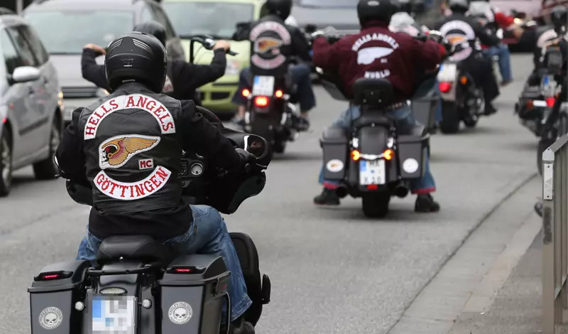 Hells Angels MC Bunaithe: 1948 Ceannlíne: San Francisco, California Paiste: cloigeann le sciatháin. Ba iad bunaitheoirí na "Hell's Angels" legendary píolótaí an scuadrún den ainm céanna. Bhí clú agus cáil daredevils ar na píolótaí, ach, ar an drochuair, ní raibh siad in ann sóisialú tar éis an Dara Cogadh Domhanda. Is é bunaitheoir an chlub Ralph Berger, leasainm "Sonny". D’oscail an fear seo mórán brainsí ar fud na stát agus d’éirigh leis crúcaí a chaitheamh fiú thar lear. Scríobh Sonny chuig Lyndon Johnson ag iarraidh air na hAingeal a sheoladh go Vítneam, ach ní bhfuair sé freagra riamh. Gan teacht ar an áit chun a neart a chur, d'iompaigh Sonny a chlub ina dhéileálaithe arm, daonchumhachta agus drugaí. I láthair na huaire, meastar gurb é an Hells Angels MC an t-ionadaí is mó sa chlub 1%.