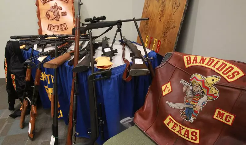 Bandidos MC Fundado: 1966 Jefe Chept: San León, Texas Parche: Mexicano estilizado con sombrero, pistola y machete Antes de comenzar su propio club, Donald Chambers sirvió fielmente en el Cuerpo de Marines de los Estados Unidos. Este hecho se refleja en los colores del emblema de los bandidos: el oro y el escarlata se consideran tonos característicos de los lobos marinos. Aquí florecen los asesinatos, el tráfico de personas, las drogas y las armas. De hecho, Bandidos MC está oficialmente prohibido en Canadá y EE. UU., Lo que, por alguna razón, no impide que el club se desarrolle.