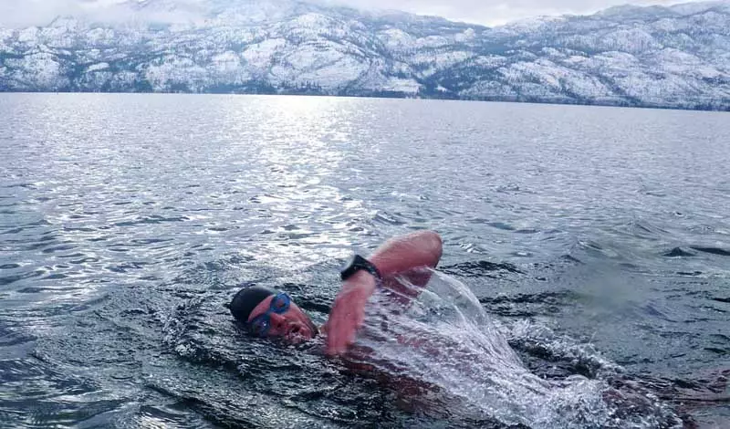 Swimüzgüden soň derrew ýyly polotensa bilen guradyň we has köp maşk ediň. Ondan soň, el-aýagyny we göwresini sürtüp başlaň: garyn, döş we aşaky arka, sagat ugruna hereket etmek bilen. Titremek henizem dowam etse, ýüzmek üçin entek ir. Gatylaşdyrmak okuwyna dolan.