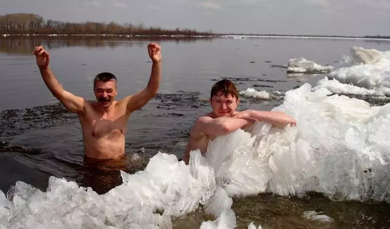 Nota bene Corpul nostru are nevoie de odihnă după efort, iar înotul în apă rece este un calvar. Nu ar trebui să expuneți corpul la astfel de distracții de mai mult de trei ori pe săptămână, altfel pur și simplu nu va avea timp să se recupereze. De asemenea, nu este recomandat să vă aruncați cu capul în apă înghețată. Vasele cerebrale sunt prea sensibile și temperatura scăzută poate provoca complicații foarte neplăcute.