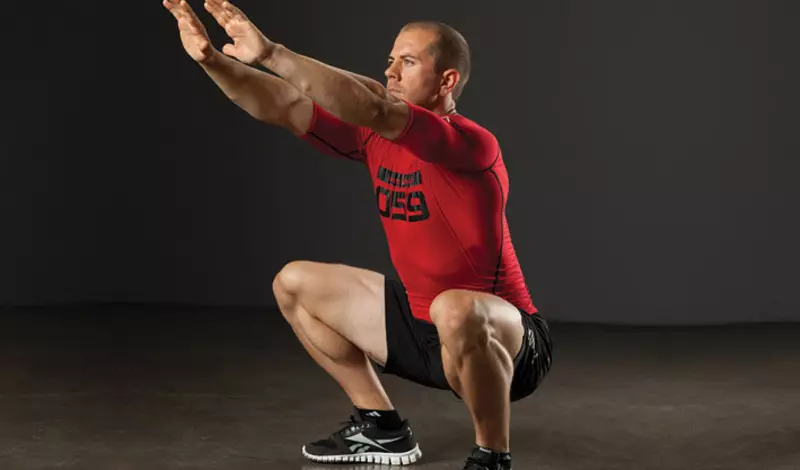 Static Squats Zụlite: mọzụlụ apata ụkwụ, glute na isi Ọnụ ọgụgụ nke ụzọ: 3 Ọnụ ọgụgụ nke ugboro ugboro: 15 Ezumike n'etiti ikwughachi: 40 sekọnd Mmega ahụ kwụ ọtọ dị mma n'ụkpụrụ: ọbụlagodi imesi ike na akwara ụfọdụ nke ahụ anaghị egbochi ha site n'iji akụrụngwa nke ahụ n'ozuzu. A na -emegharị static static, ma ọ bụ jide squats, n'otu ụzọ ahụ ka squats oge niile. Naanị na ebe kacha ala, a na-agbakwunye nkwụsịtụ nke 5-10 sekọnd.