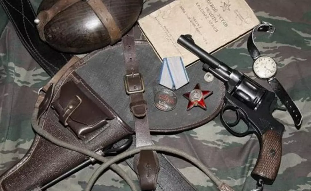 Rusia sareng daérah sakitar revolver sistem Nagant sumping ka pengadilan di tentara Rusia. Éta gampang dianggo, kawilang murah sareng dipercaya - ngan ukur naon anu anjeun peryogikeun pikeun paningkatan senjata gancang. Leres, di tsarist Rusia, revolver teu gaduh waktos kanggo ngalakukeun leres: dina mimiti Perang Dunya Kahiji, kaseueuran nagara anu berpartisipasi ngalih kana senjata pribadi anu langkung modéren - kami langkung resep ngahémat artos.