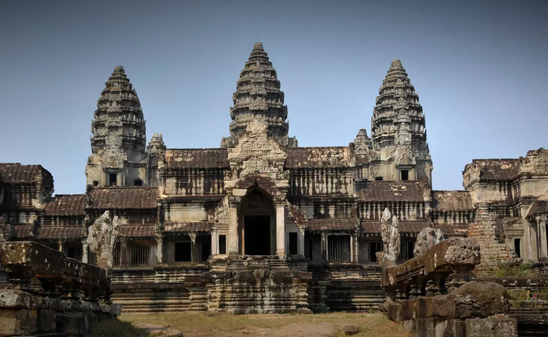 Khmer 1000-1400 AD An Chambóid Bhí rath ar an Impireacht seo, a chuimsigh suas le milliún duine, le linn na chéad mhílaoise. Chleachtadh na Khmers an Hiondúchas agus an Búdachas, ag fágáil teampaill chuimhneacháin ar nós Angkor Wat, a mheallann turasóirí ó gach cearn den phláinéid fós.