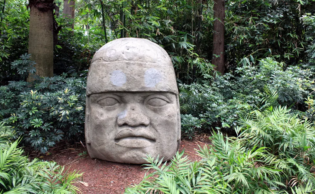 Impucuko yaseOlmec ngo-1400 BC NS. Indawo: Mexico Kukholelwa ukuba ii-Olmec yayingabokuqala ukuphuhlisa inkqubo yokubhala. Mhlawumbi bayila ikhampasi kunye nekhalenda. IiOlmec azizange zoyike ukubingelela ngabantu, ezatshabalalisa impucuko- njengoko ababhali-mbali banamhlanje bakholelwa.