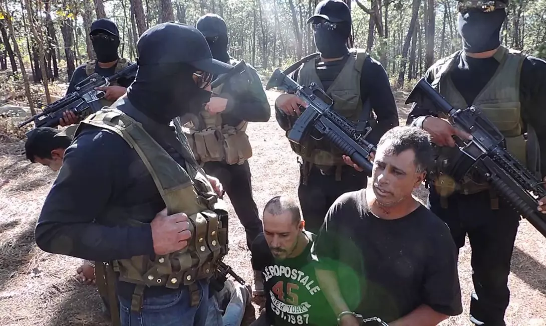 CJNG skrikt net foar marteling. De fideo dy't heule Meksiko skodde toant hoe't twa minsken - in heit en in soan - yn deadsriemen binne klaaid. Dan leit in kartelfertsjintwurdiger in gewear oan 'e holle fan' e twadde soan, en twingt de heit om op de knop fan 'e detonator te drukken. Dit is in mienskiplike skrik -taktyk.