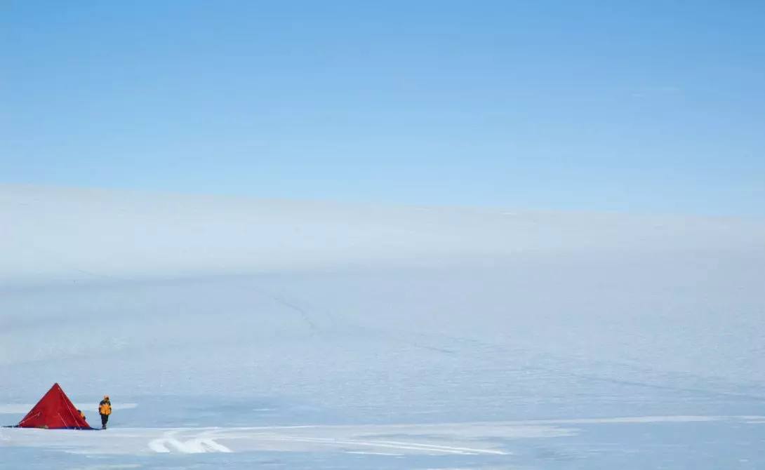 Mae holl hanfod goroesi, yn y pen draw, yn ymroi i'r cwestiwn: a yw person yn ddigon cynnes, a oes ganddo ddigon o ddŵr a bwyd. Ac o ran goroesi yn Antarctica, gallwn dybio bod y broblem o gadw'n gynnes o'r pwys mwyaf. Ond nid rhewi i farwolaeth yw'r risg fwyaf. Nid hypothermia yw'r brif broblem i bobl sy'n mynd i leoedd oer iawn, ar yr amod eu bod wedi'u diogelu'n weddol dda. Mae'r oerfel, wrth gwrs, yn cymhlethu goroesi, ond nid yw'n dileu'r holl siawns amdano.