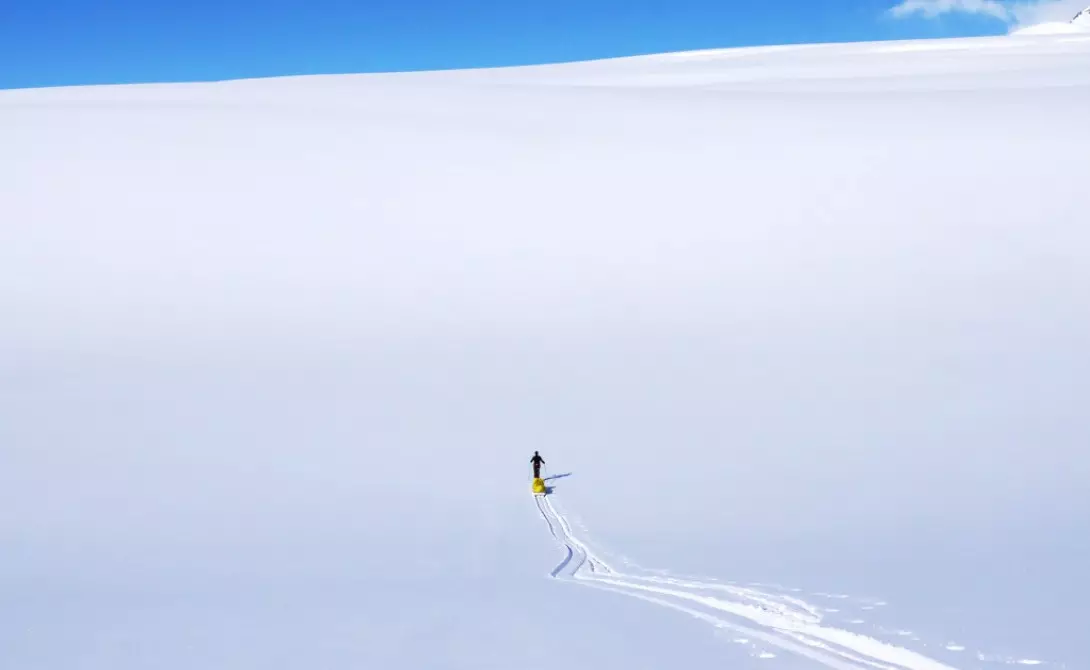 Acqua: tutto intorno ne è coperto, ma la sua preda si trasforma in un tormento infernale in Antartide. Vi ricordiamo che l'Antartide è un deserto, e un deserto alpino. Worsley ha trascorso parte del suo viaggio a scalare 3000 metri. Ogni respiro di aria secca e sabbiosa raccoglie l'umidità preziosa dai polmoni. Inoltre, l'acqua si perde con il sudore. Per ripristinare una perdita di umidità così terribile, è necessario bere fino a 6 litri di acqua al giorno, che, tra l'altro, non possono essere ottenuti semplicemente raccogliendo la neve dal cumulo di neve più vicino. Ogni goccia d'acqua dovrebbe essere sciolta sul fornello.